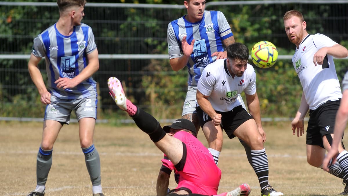 MATCH GALLERY: Teignmouth vs Holsworthy | middevonadvertiser.co.uk