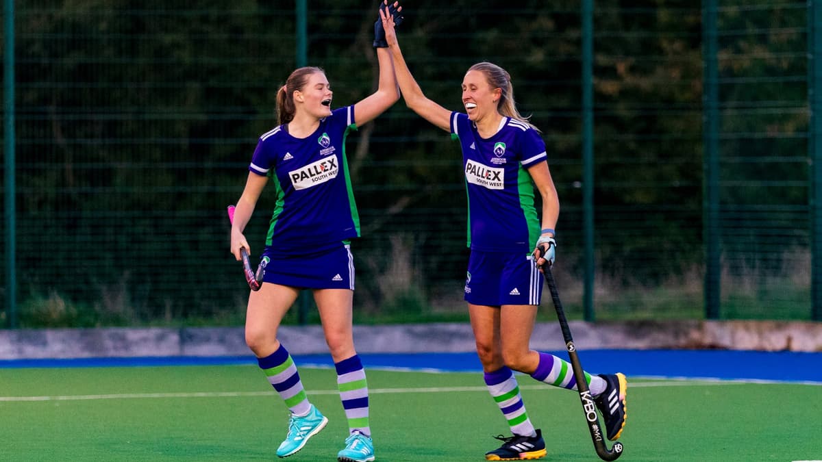 Emily Hunter holding it down in the Ashmoor Hockey Club midfield ...